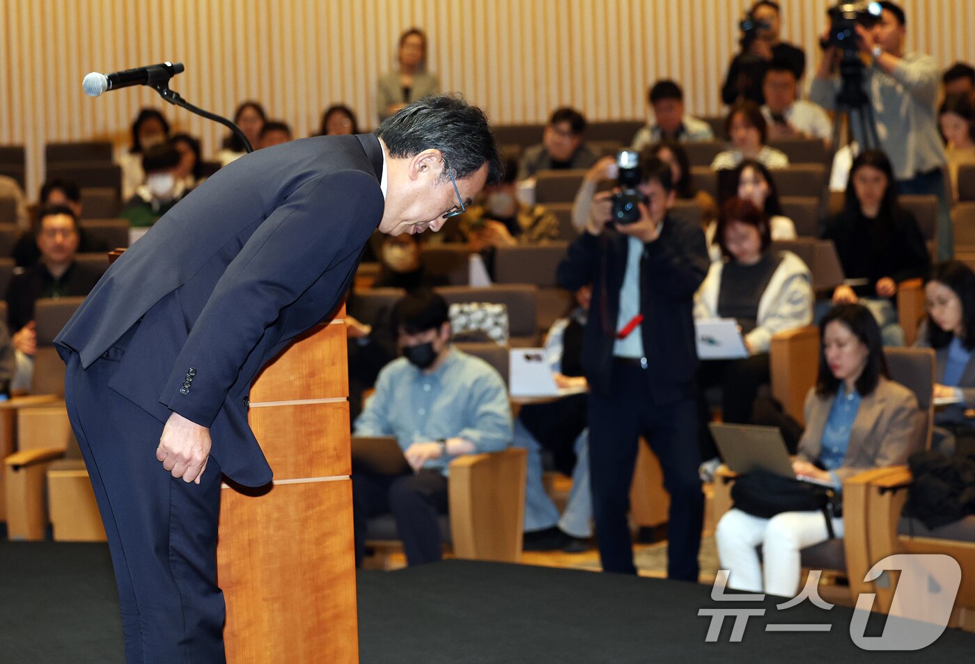 [뉴스1 PICK]SKT "5일부터 신규가입 모집 중단" - 뉴스1