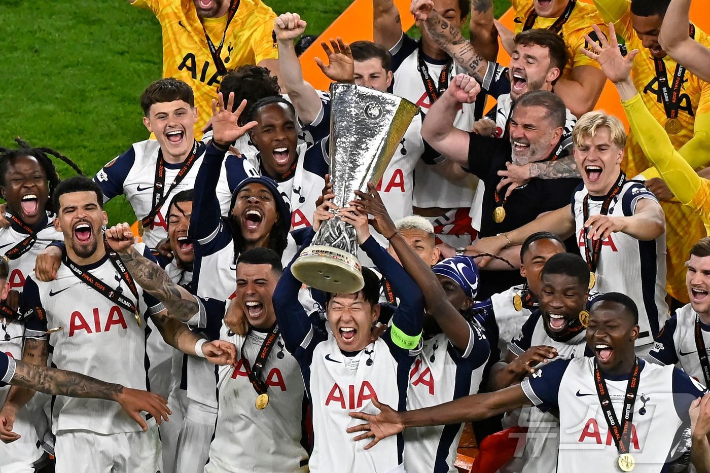 우승 트로피 들어올리는 손흥민 - 뉴스1