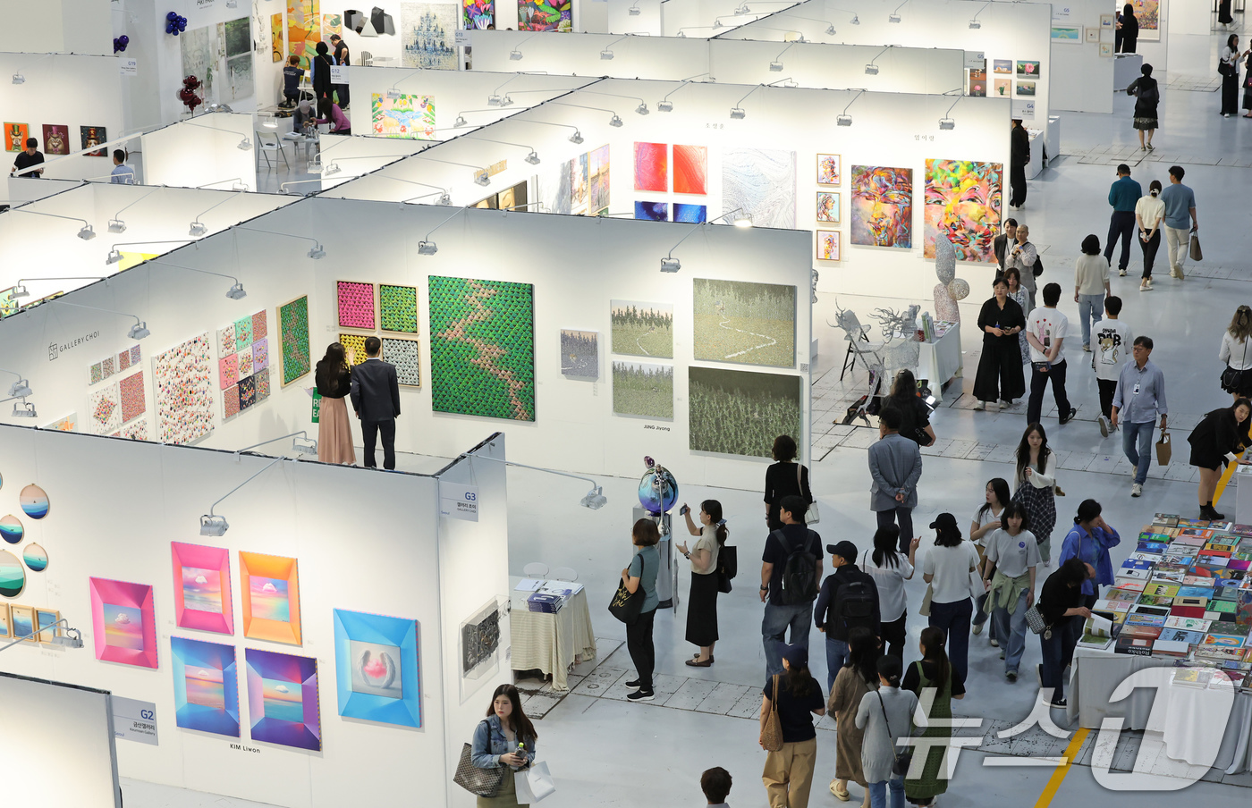 그림 살펴보는 관람객들 - 뉴스1