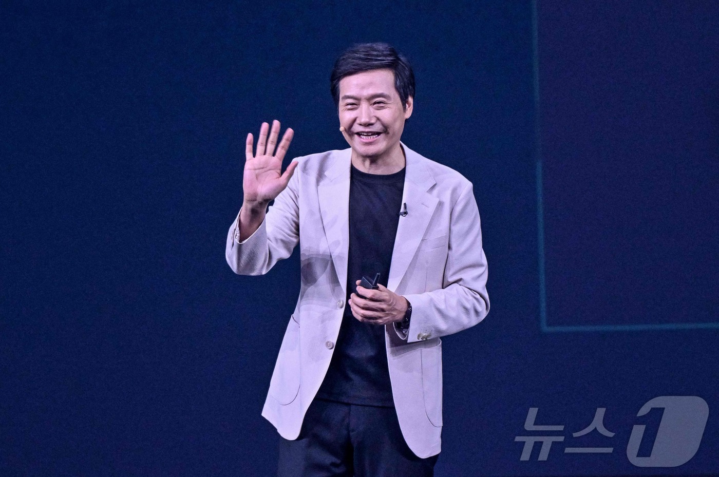 [포토] 첫 전기 SUV YU7 공개하는 레이쥔 샤오미 CEO - 뉴스1