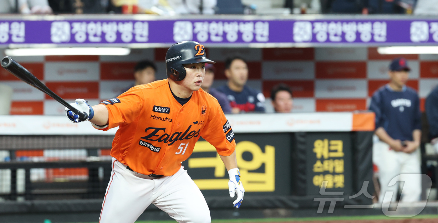 안타치는 문현빈 - 뉴스1