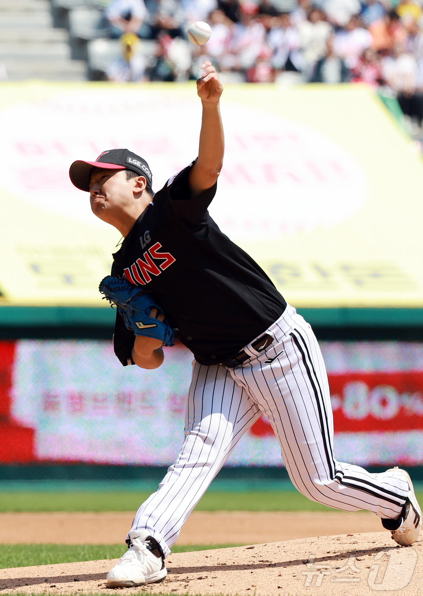 힘차게 공을 던지는 송승기 - 뉴스1