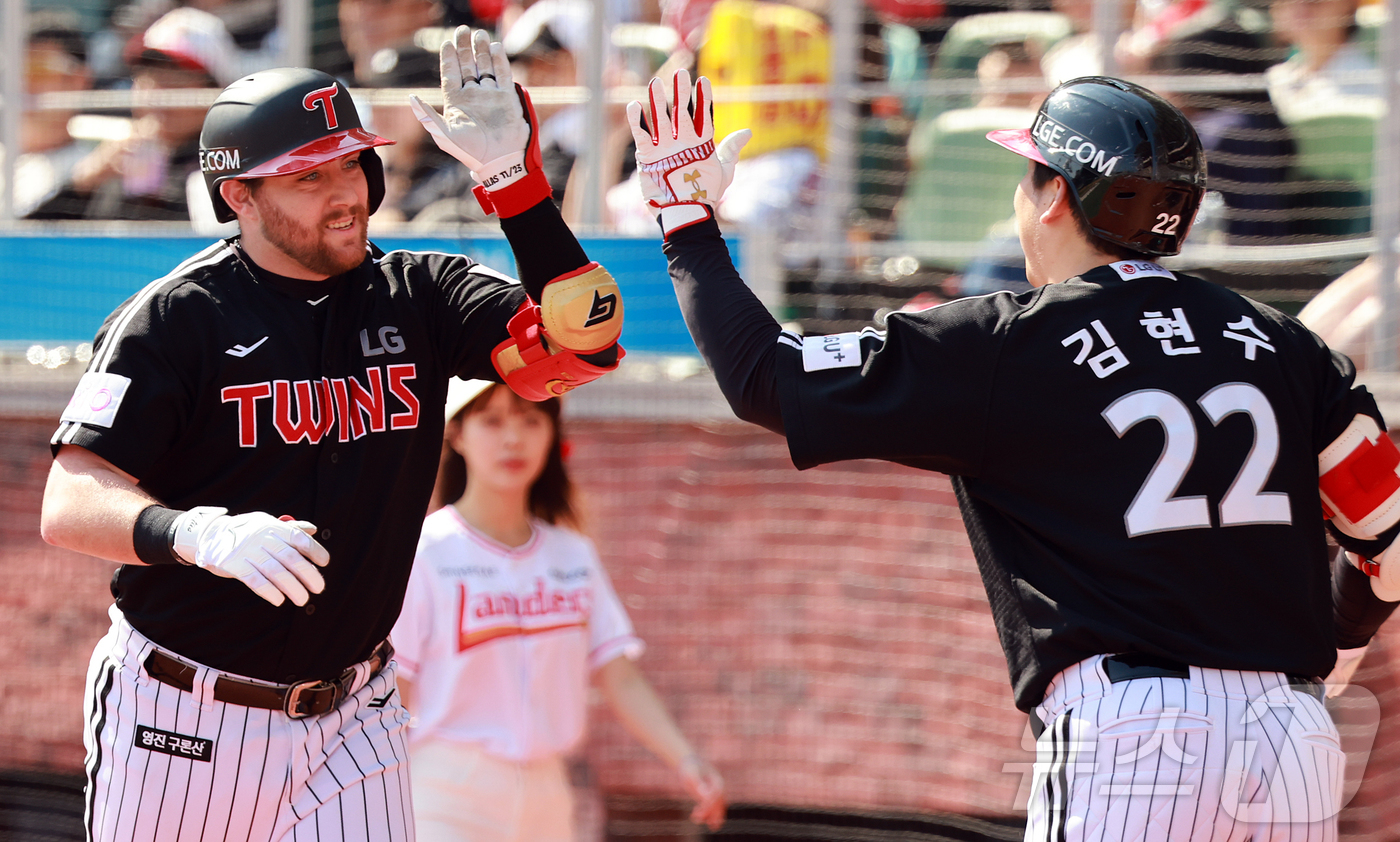 김현수와 기쁨 나누는 오스틴 - 뉴스1