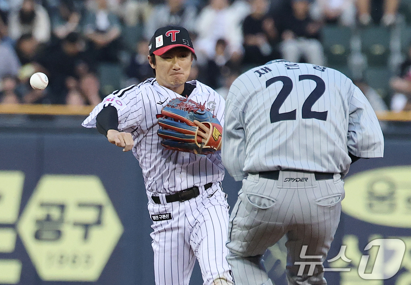 LG 신민재의 병살 수비 - 뉴스1