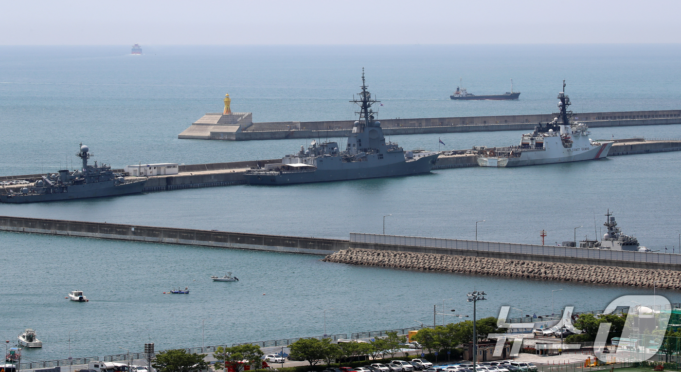 부산작전기지 입항한 美 해양경비대 대형 함정 - 뉴스1