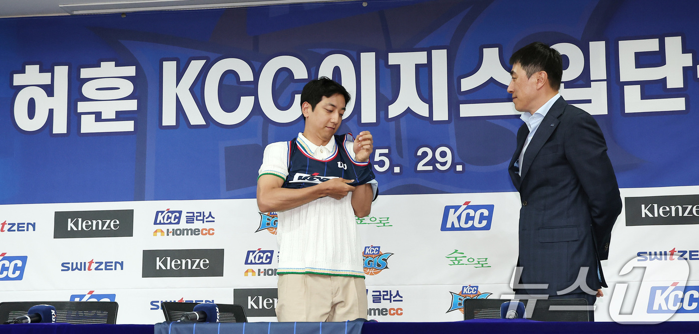 KCC 유니폼 입는 허훈 - 뉴스1