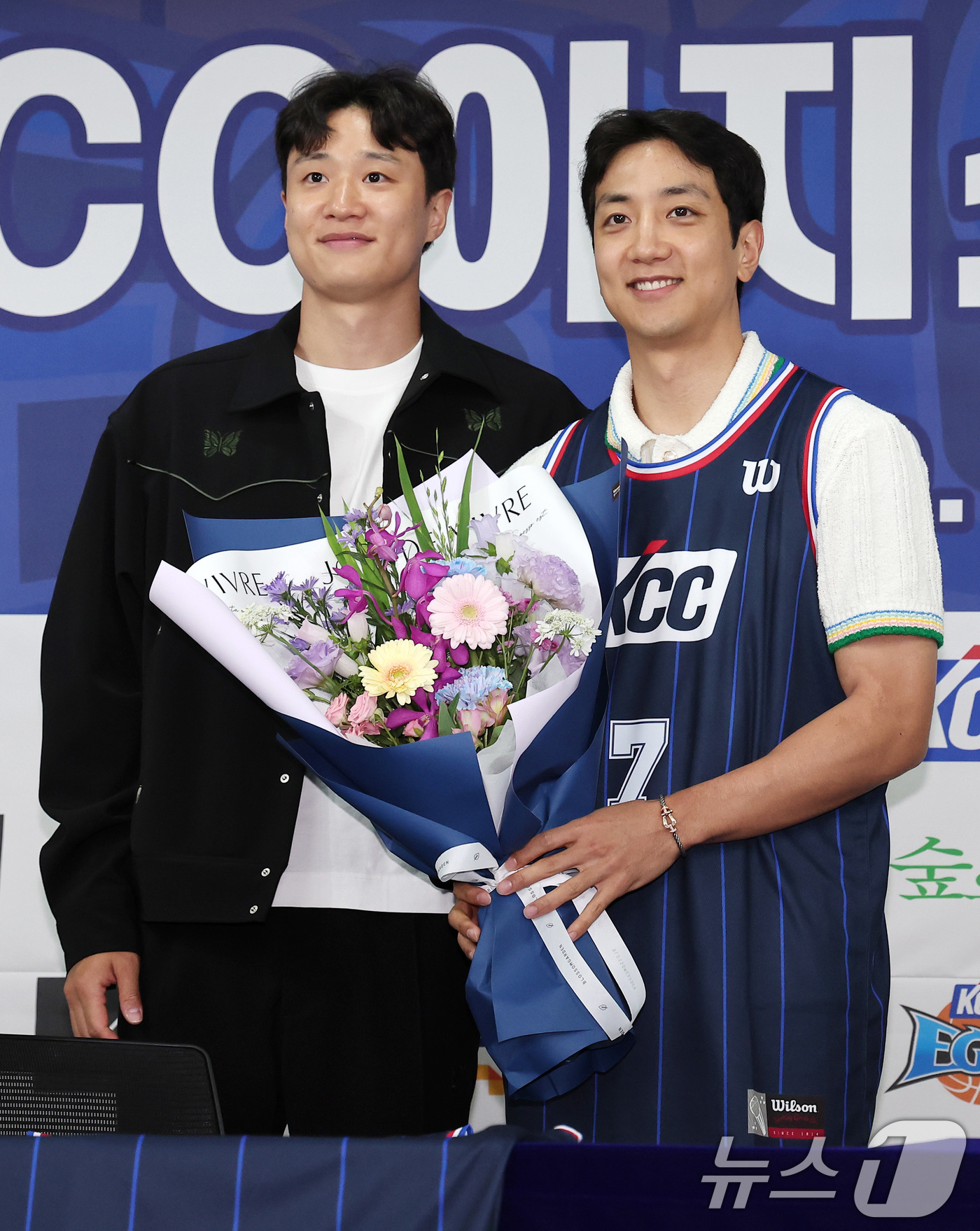 형 허웅의 축하 받는 허훈 - 뉴스1