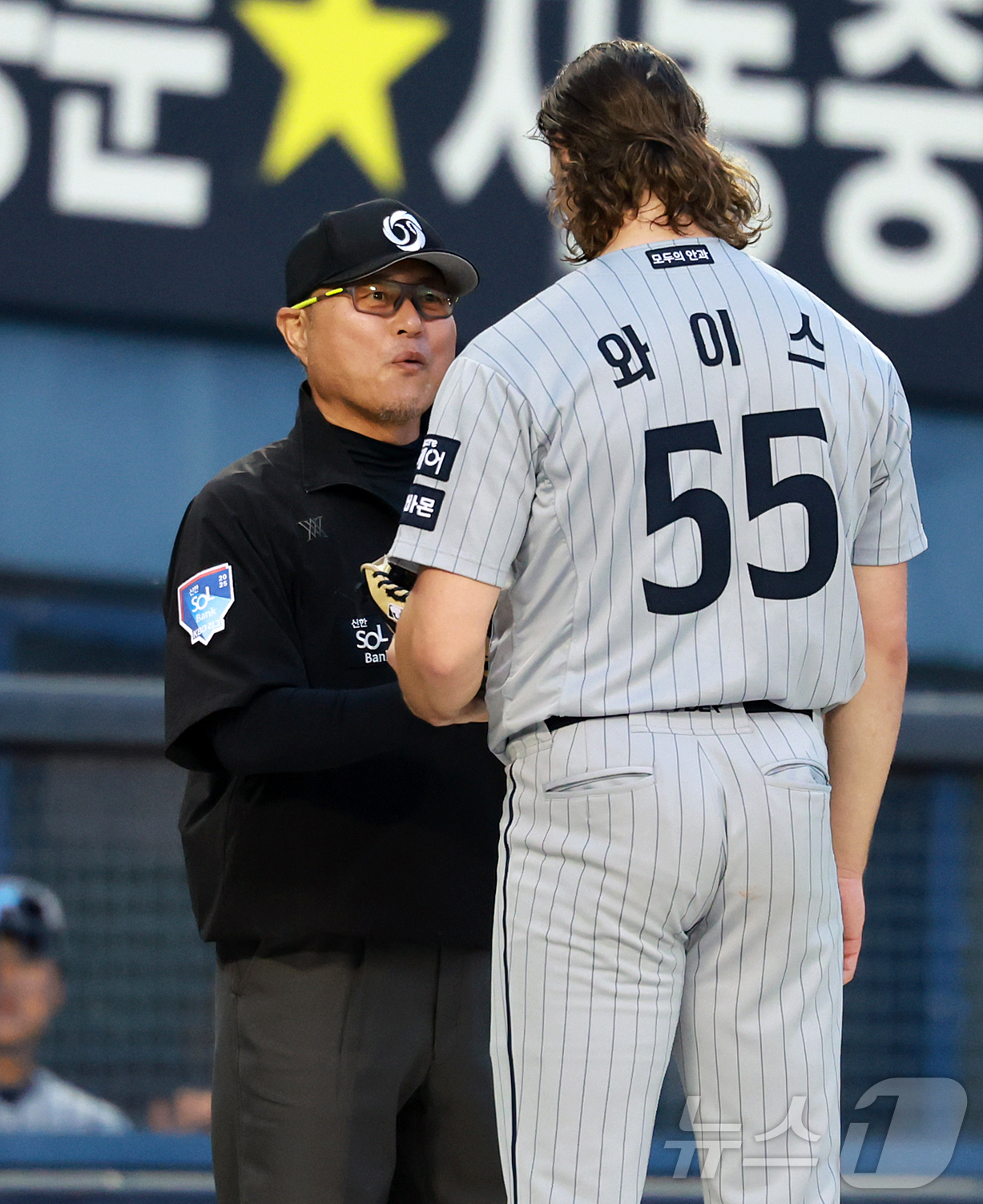 와이스의 모자 체크하는 이영재 심판 - 뉴스1