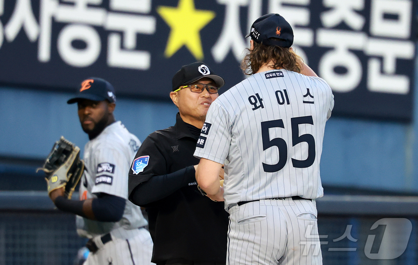 와이스의 모자 체크하는 이영재 심판 - 뉴스1