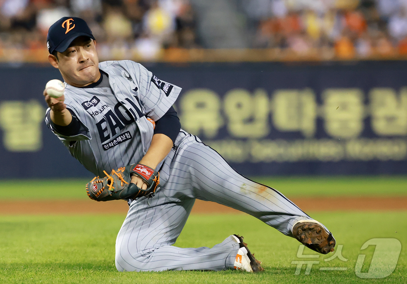 주현상, 몸을 날려 아웃 - 뉴스1