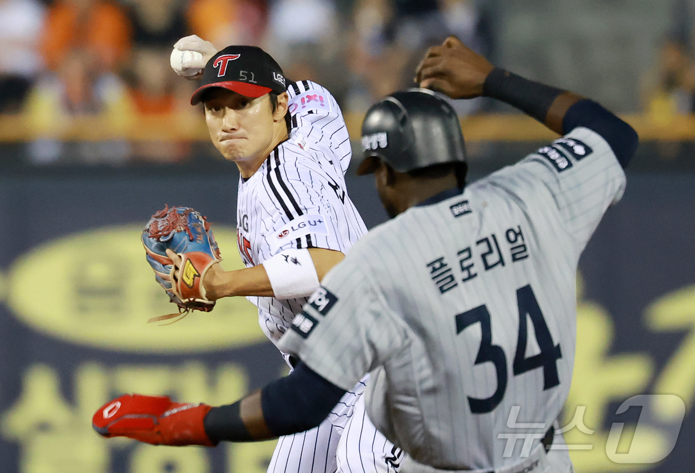 신민재, 감히 어딜! - 뉴스1