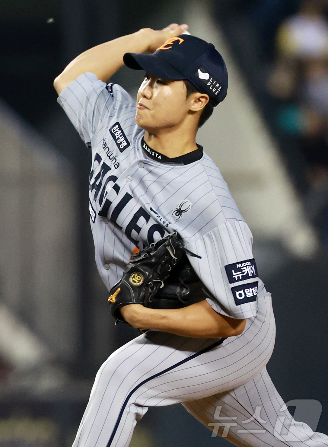 힘차게 공을 던지는 정우주 - 뉴스1