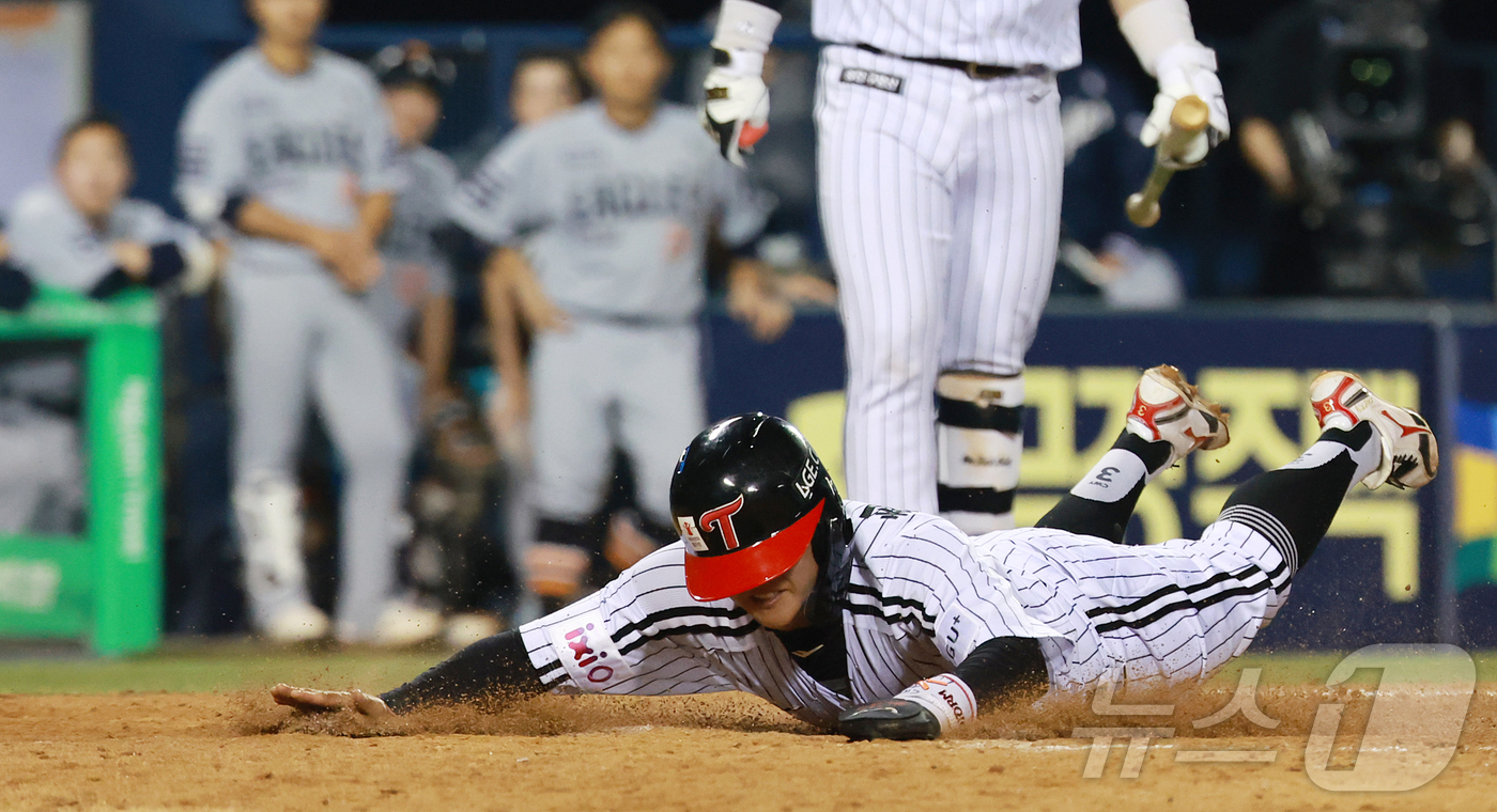 최원영의 홈 쇄도 - 뉴스1