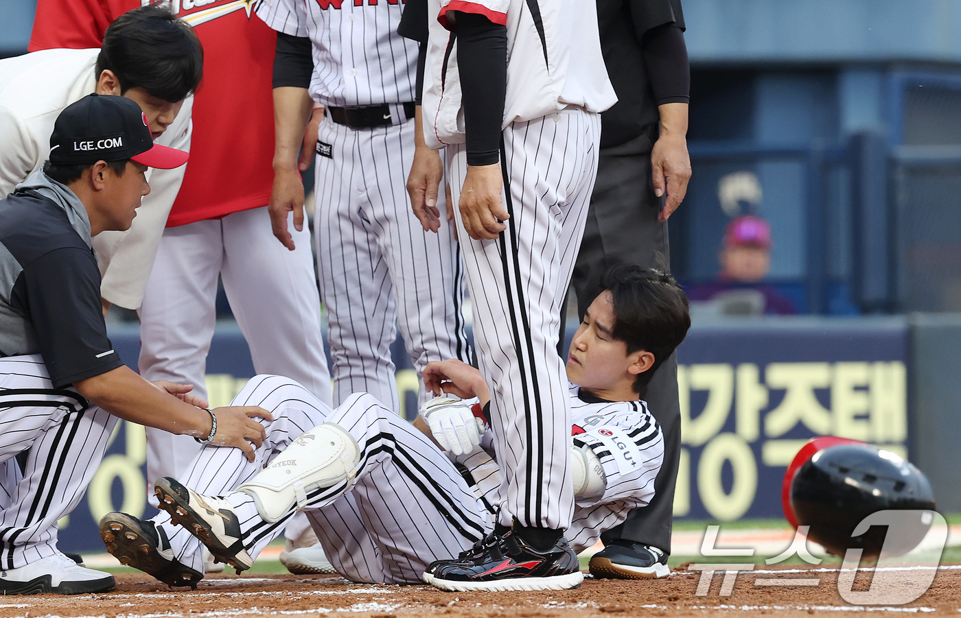 몸에 맞는 볼에 헬멧 던지는 구본혁 - 뉴스1