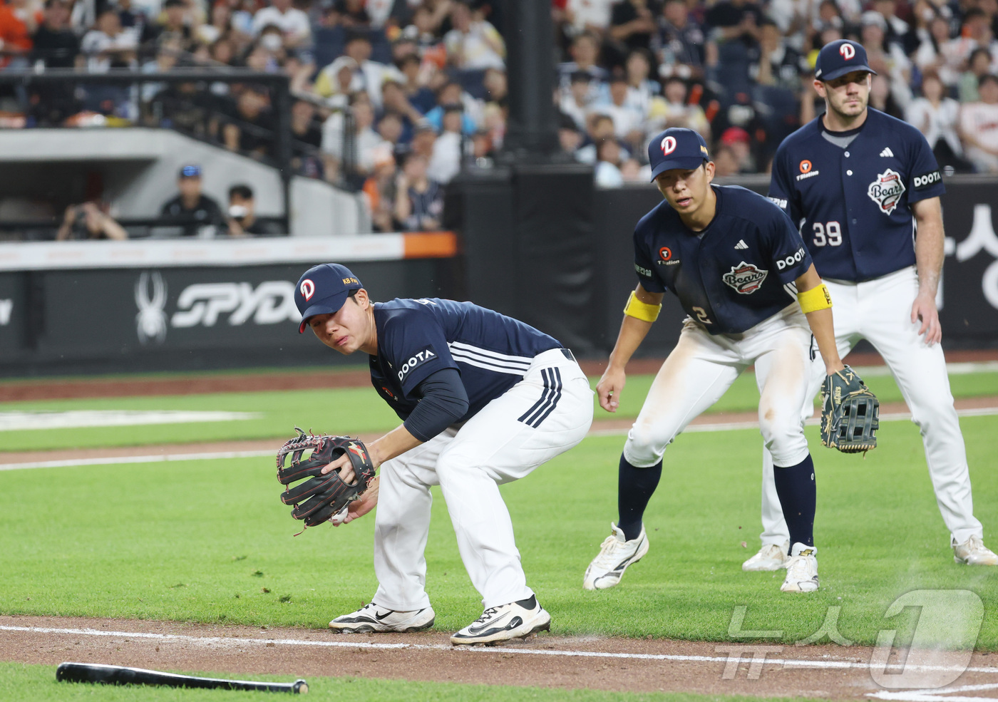 삼총사 수비하는 두산 - 뉴스1