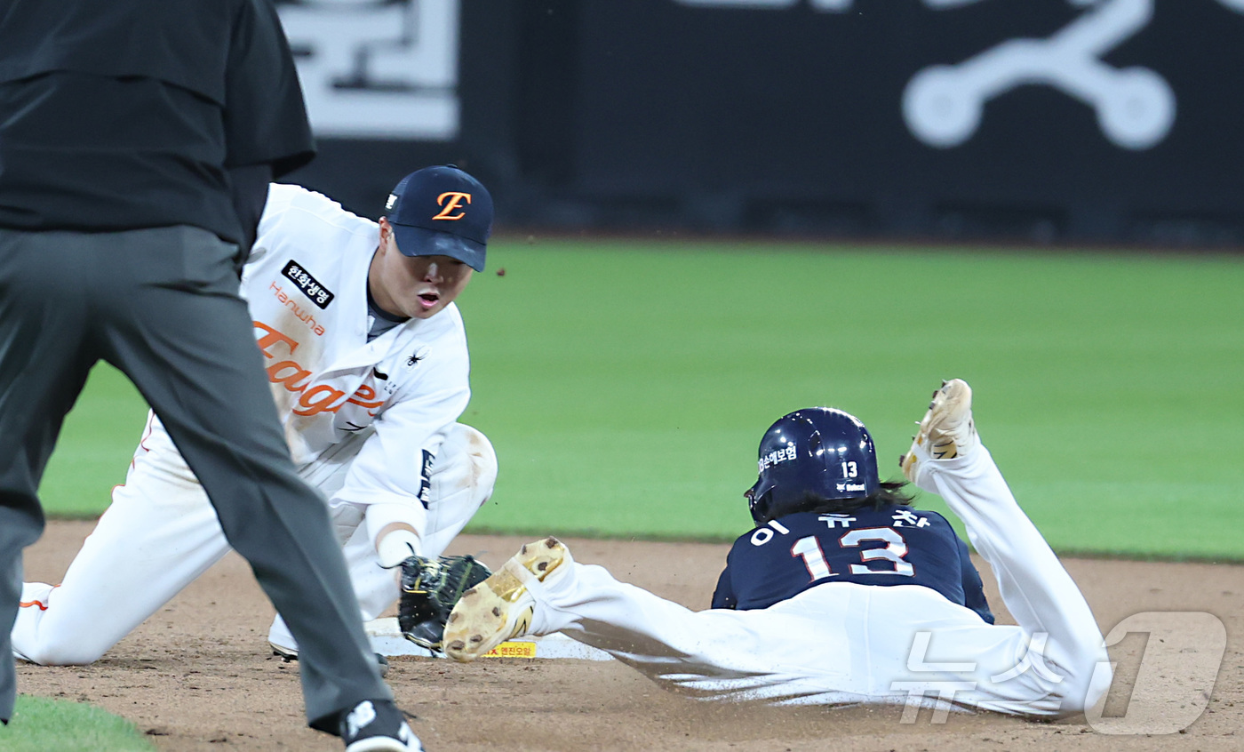 도루 실패하는 이유찬 - 뉴스1