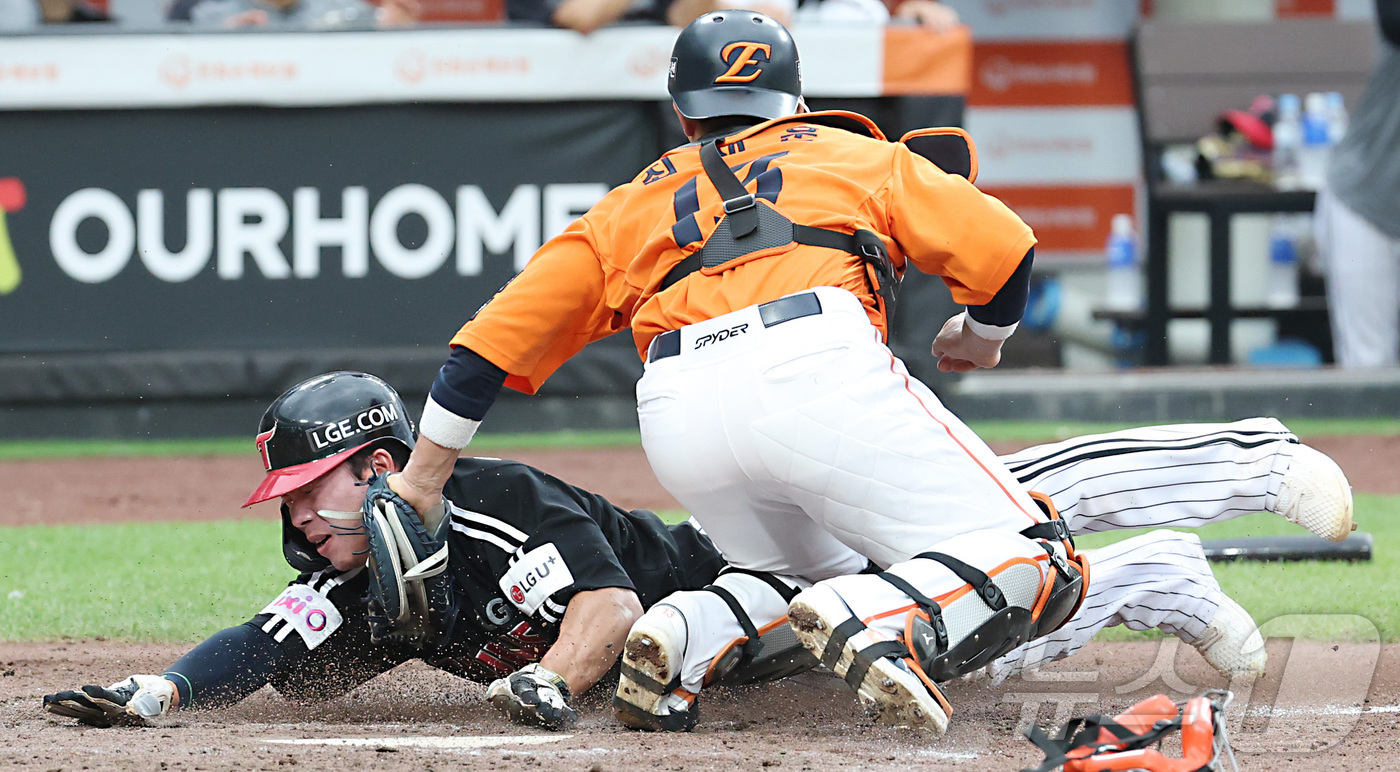 홈에서 아웃되는 LG 문성주 - 뉴스1