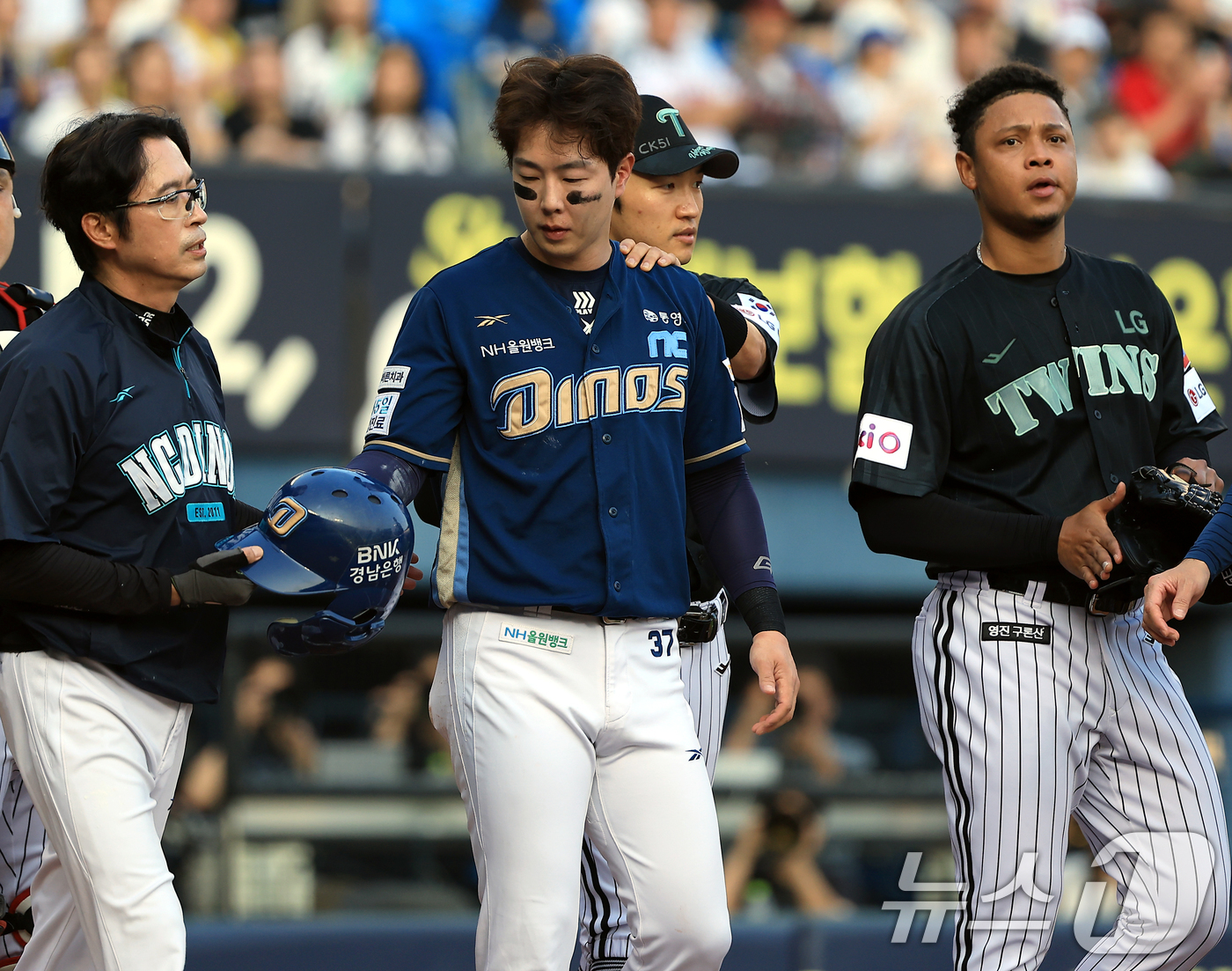 헬멧이 지켜준 박건우 - 뉴스1