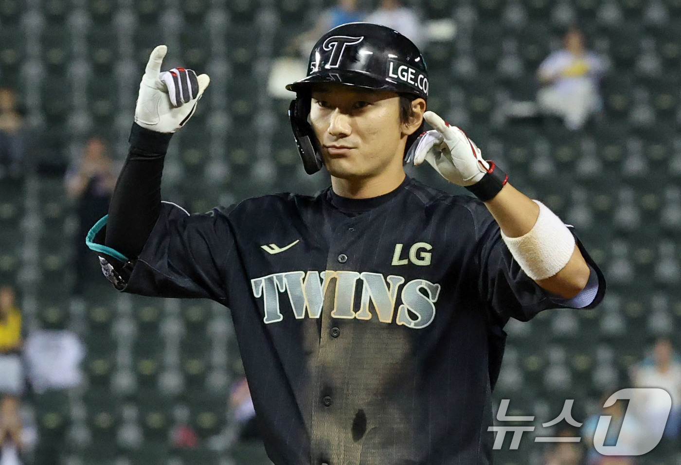 신민재, 2타점 안타 - 뉴스1