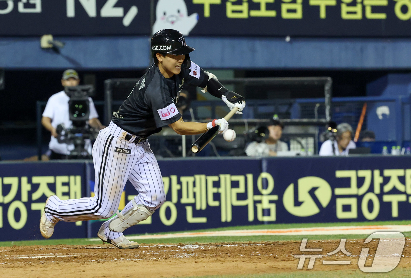 구본혁 '번트 안타' - 뉴스1