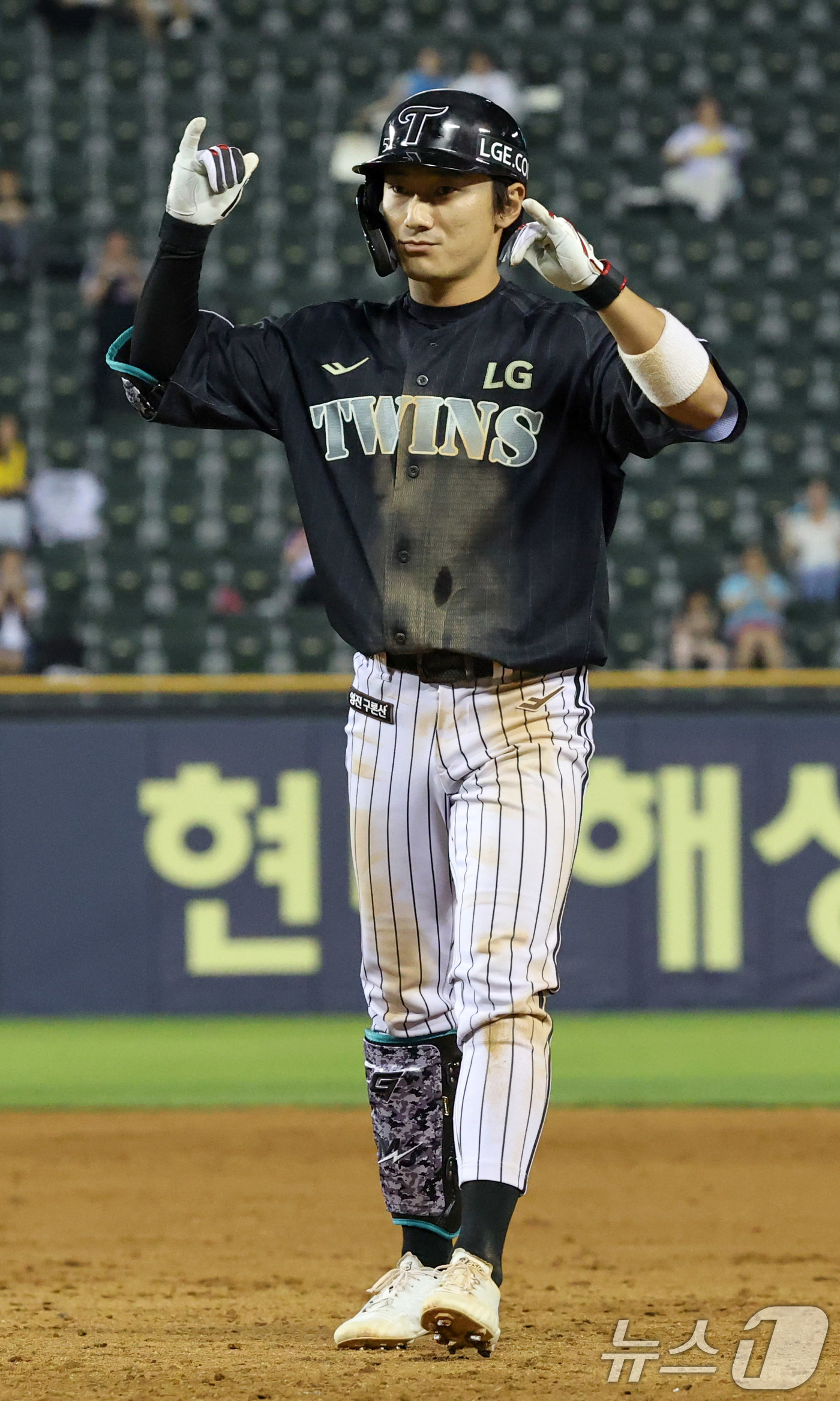 신민재, 역전하는 2타점 안타 - 뉴스1