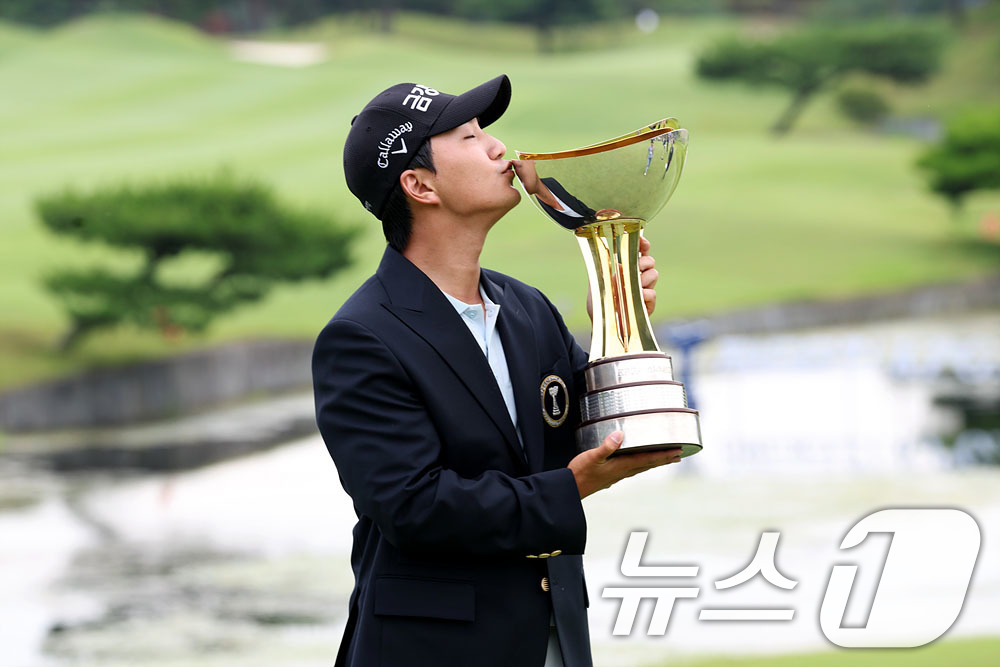 우승 트로피에 입맞춤하는 옥태훈 - 뉴스1