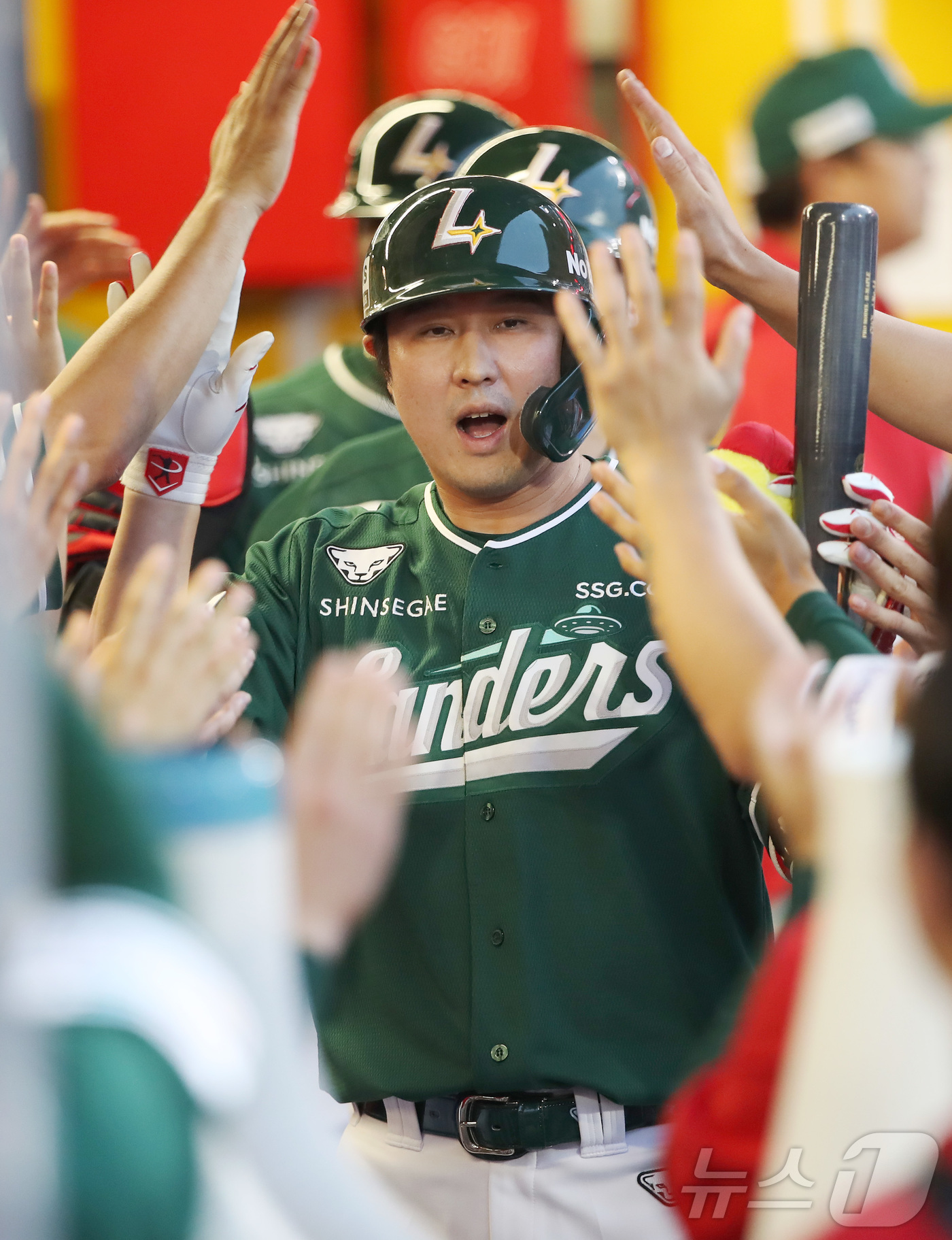 더그아웃에서 축하 받는 최정 - 뉴스1