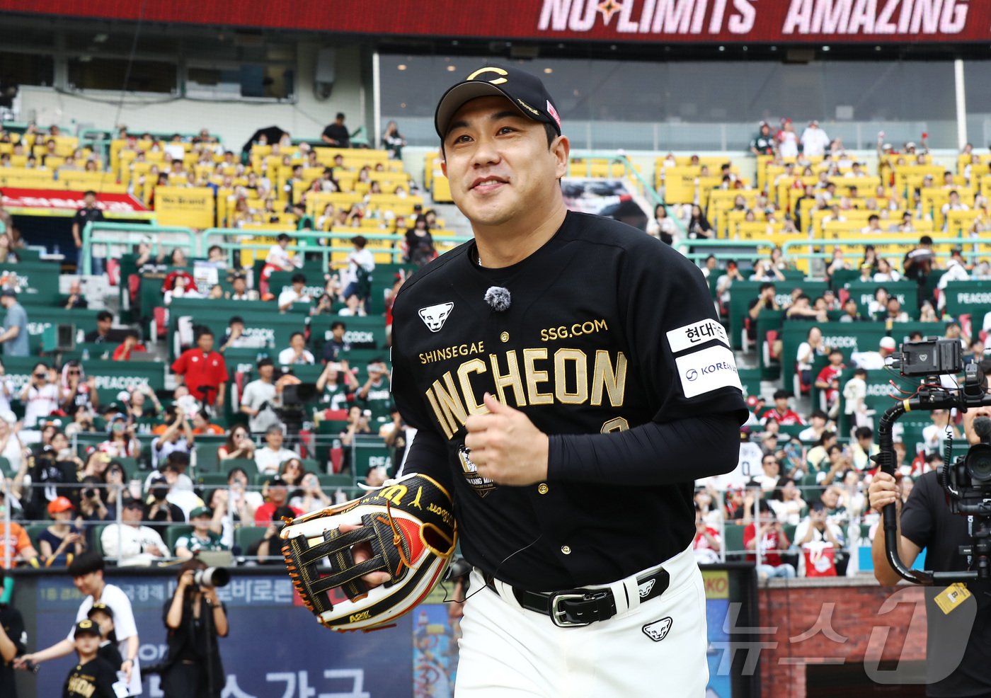 외야 향하는 '짐승' 김강민 - 뉴스1