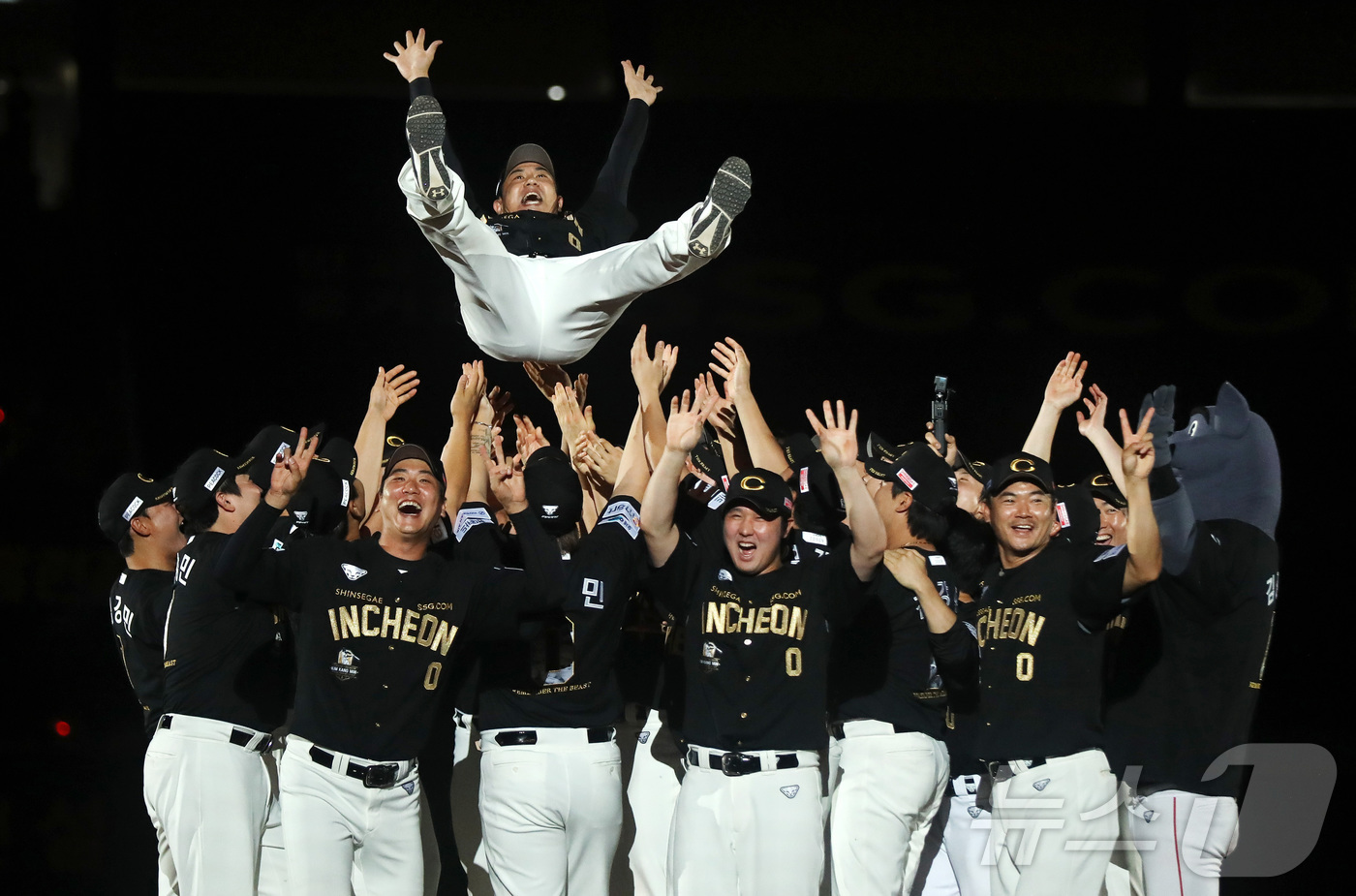 헹가래 받는 '짐승' 김강민 - 뉴스1