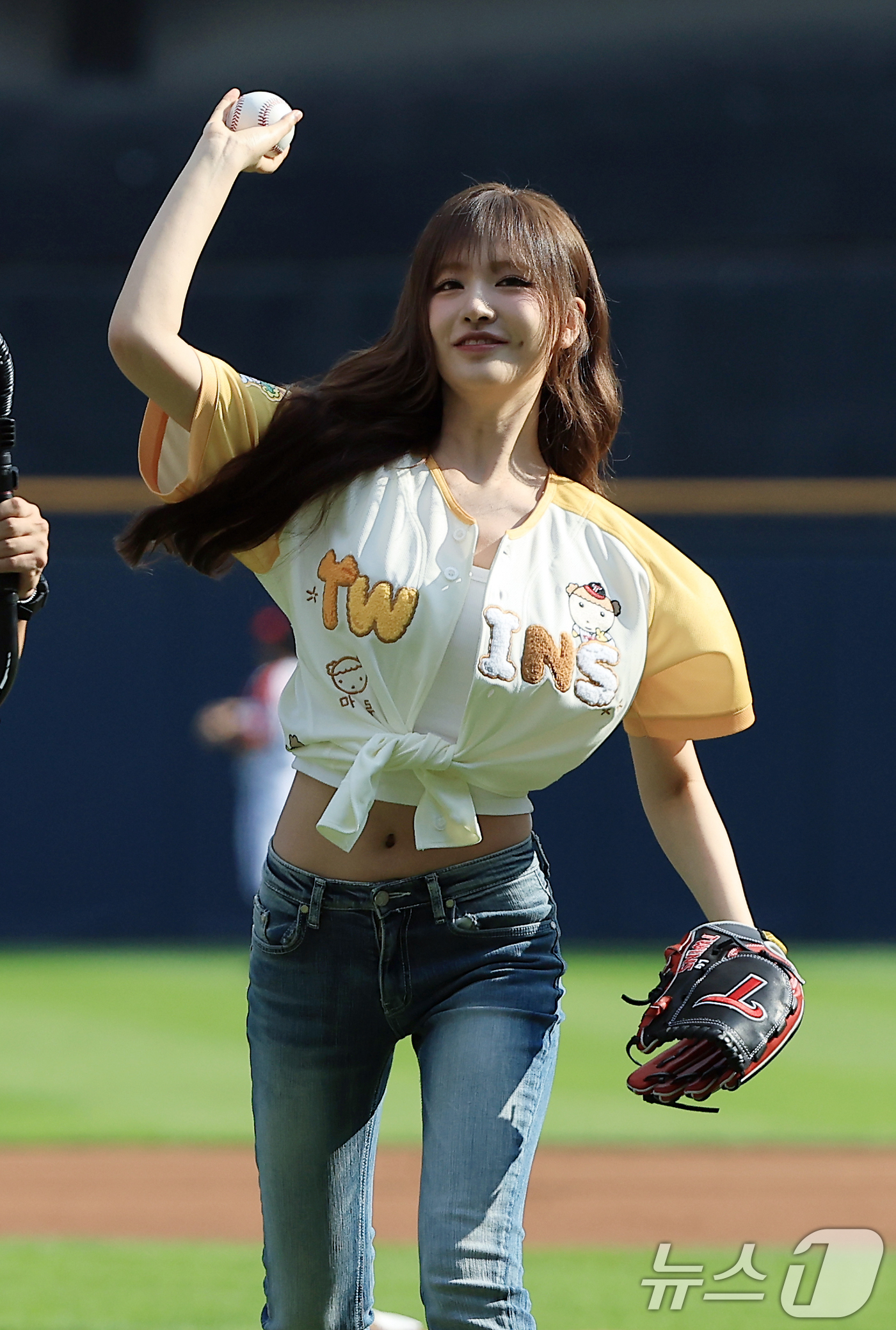 시구하는 아이브 리즈 - 뉴스1