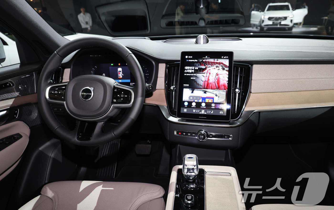볼보 신형 XC90, 11.2인치 디스플레이·새 UX 탑재 - 뉴스1
