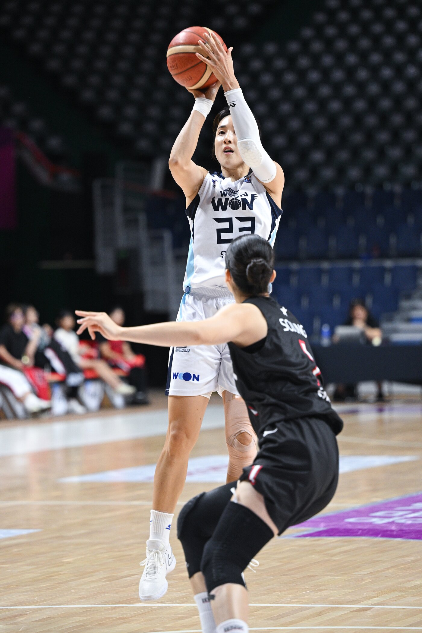 하나은행 이상범·신한은행 최윤아, WKBL 사령탑 데뷔전 '쓴맛'(종합) - 뉴스1