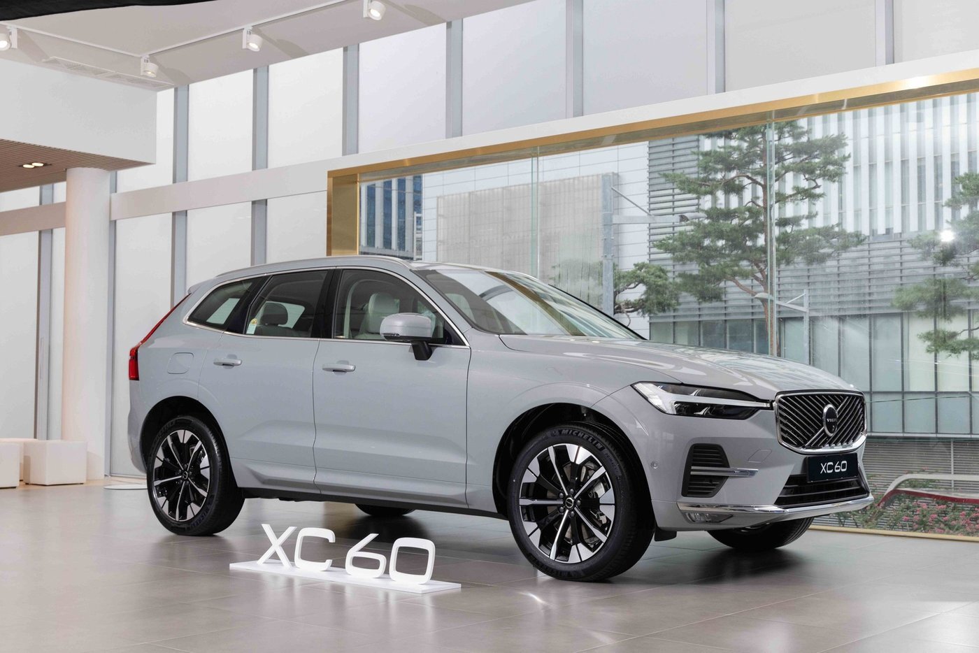볼보차 신형 XC60 출시…에어서스 기본 탑재 '플래그십급 SUV' - 뉴스1