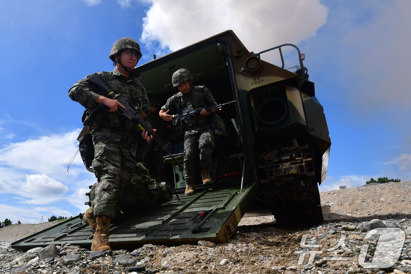 [화보] "돌격 앞으로"…포항서 한미 해병대 연합상륙훈련 - 뉴스1