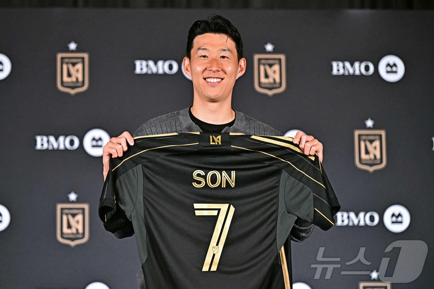 LAFC 7번 유니폼 든 손흥민 - 뉴스1