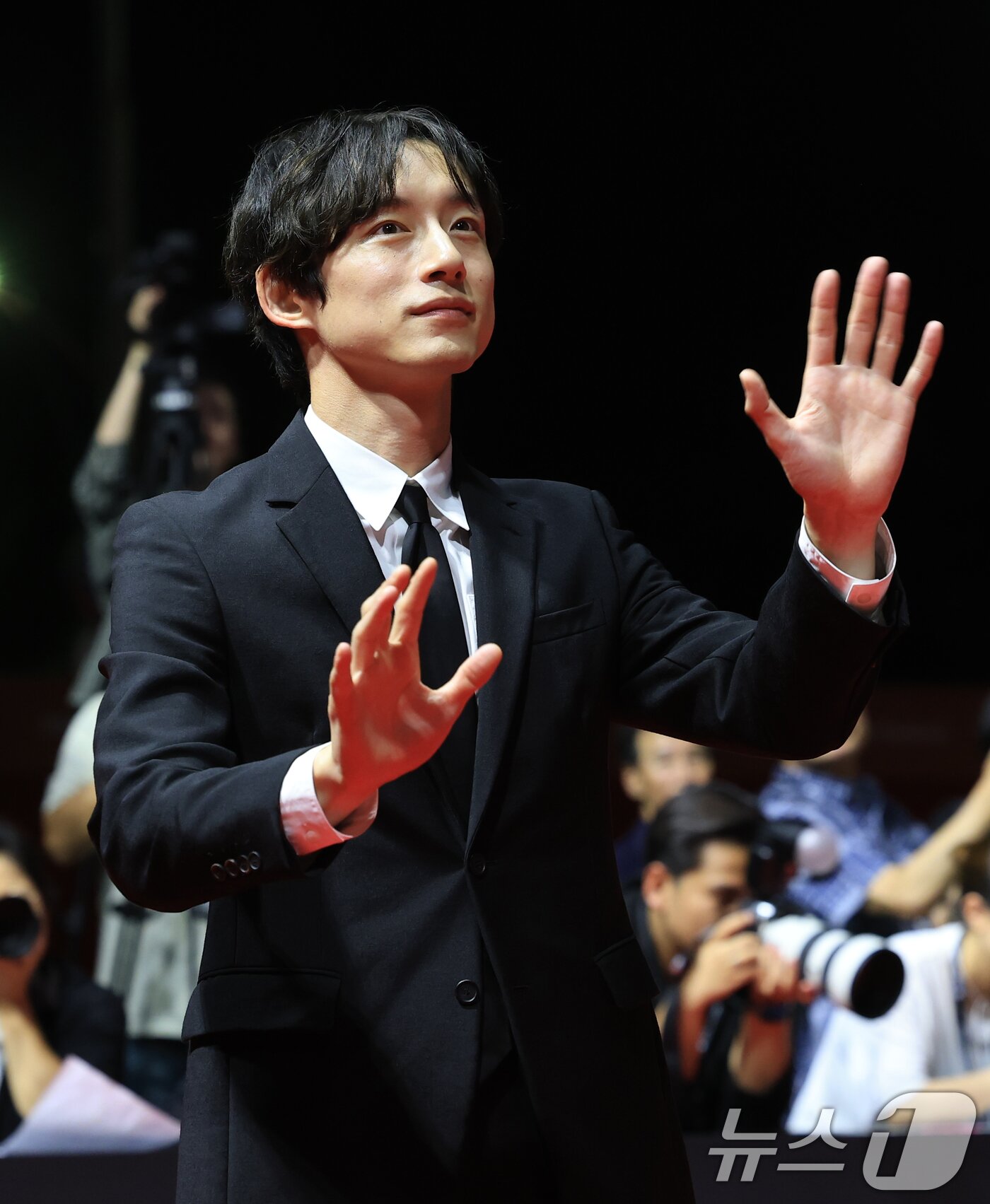 [뉴스1 ★]사카구치 켄타로, 사생활 논란 후 첫 공식석상… BIFF 레드카펫서 미소와 볼하트 인사 - 뉴스1