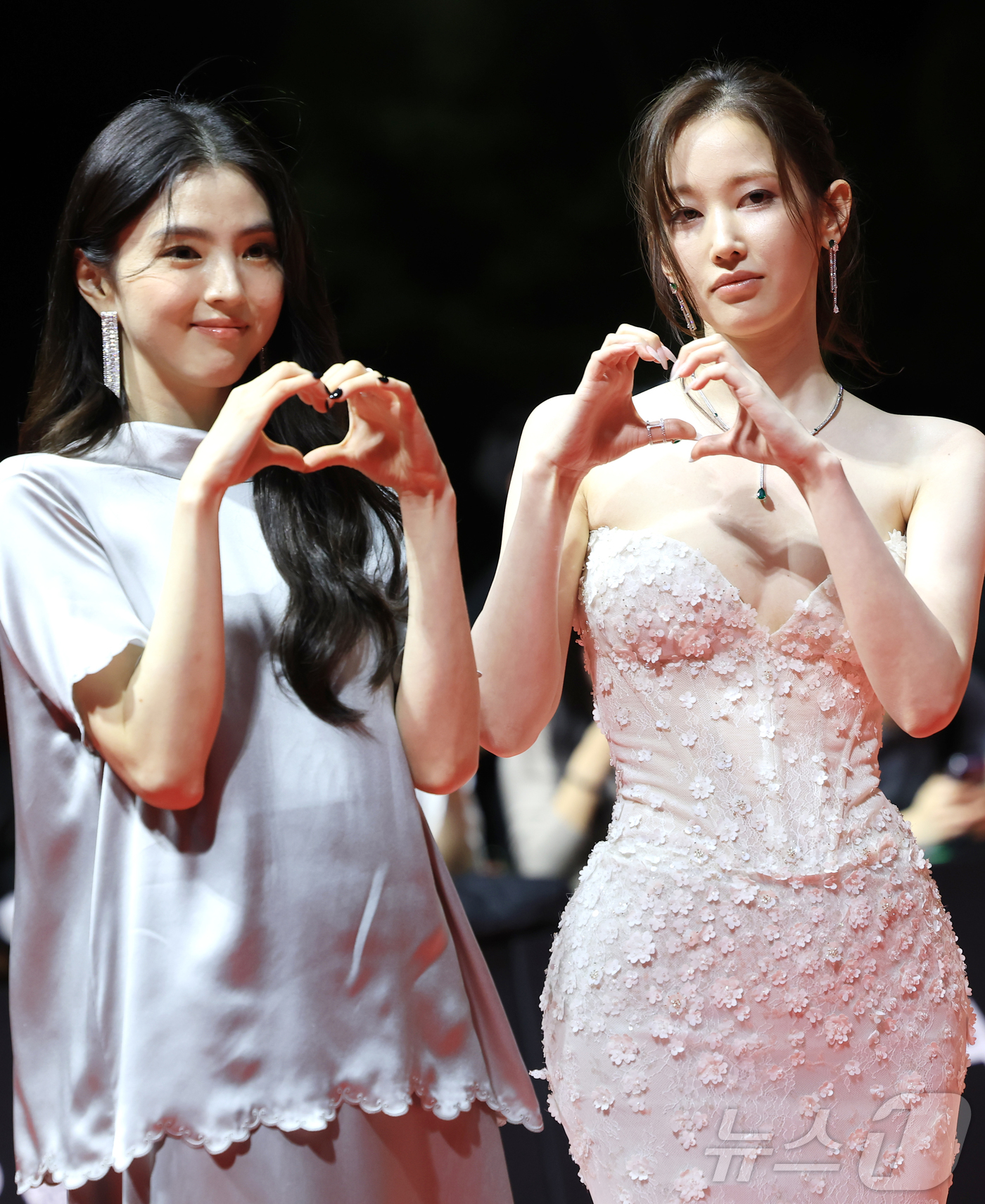 한소희·전종서, 미인 들의 하트 - 뉴스1