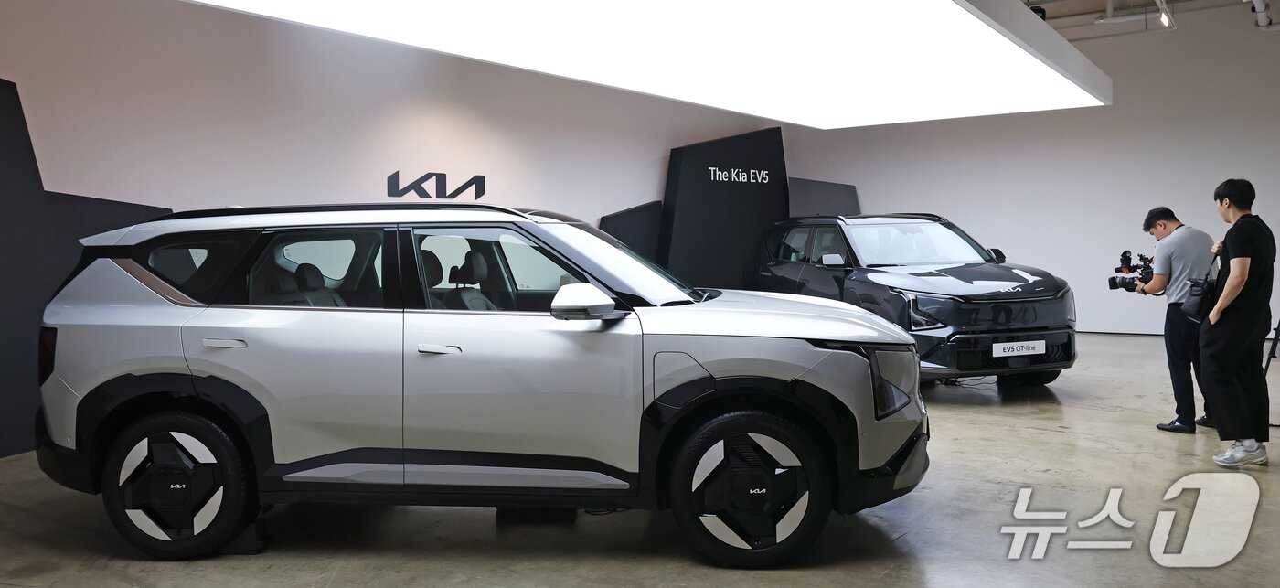 4천만원 초반 패밀리 전기차 EV5 국내 상륙…기아 "EV 대중화 표준" - 뉴스1