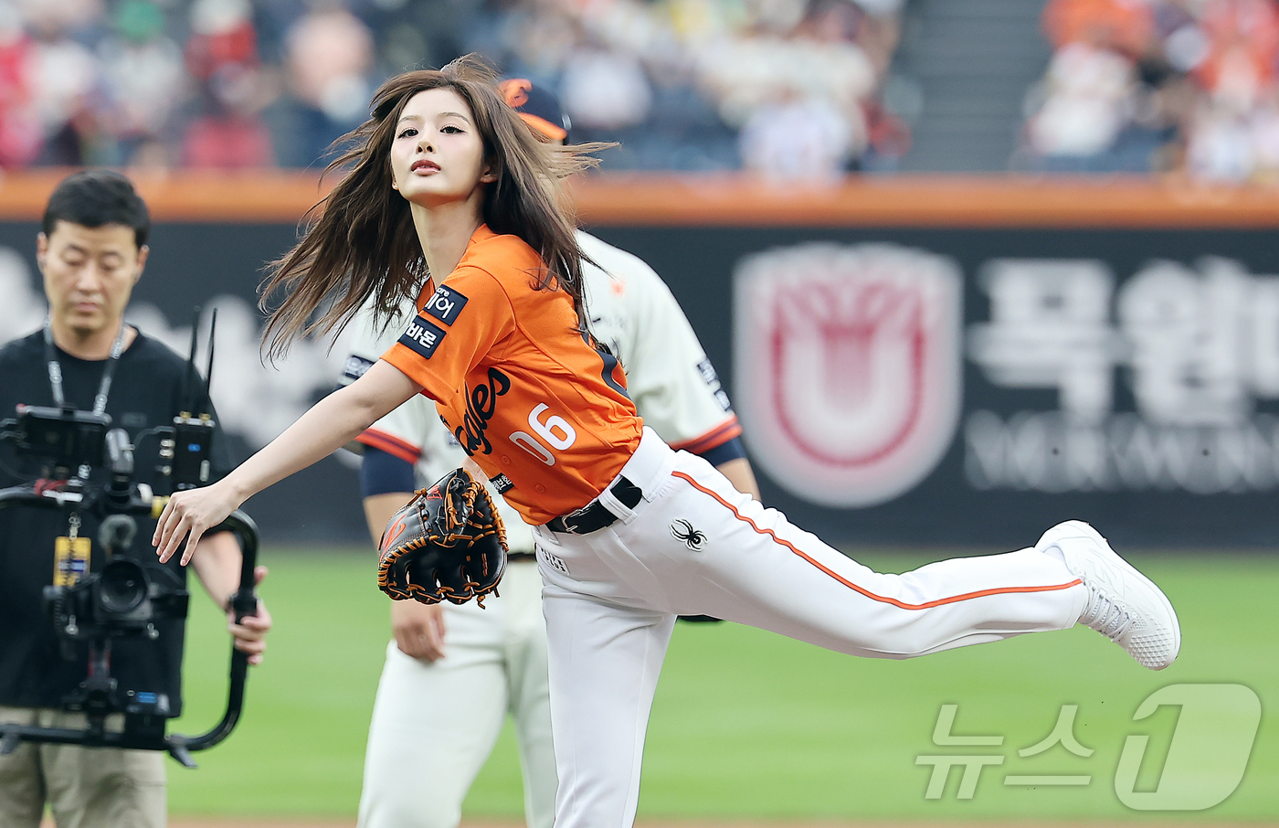 엔믹스 설윤, 완벽한 시구 - 뉴스1