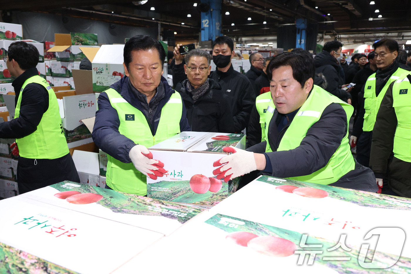 과일 상자 옮기는 정청래 - 뉴스1